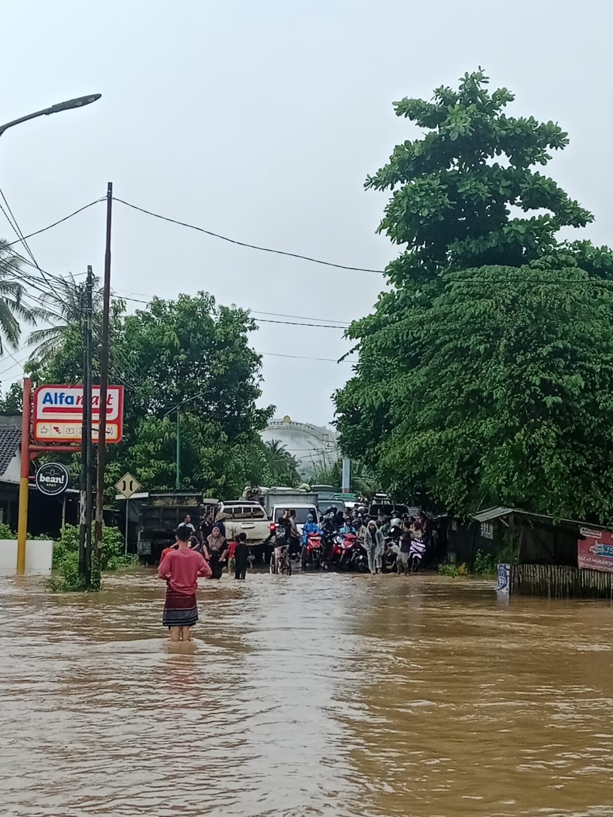 Banjir Bandang, tanah longsor hingga ke badan jalan, dan Pohon tumbang