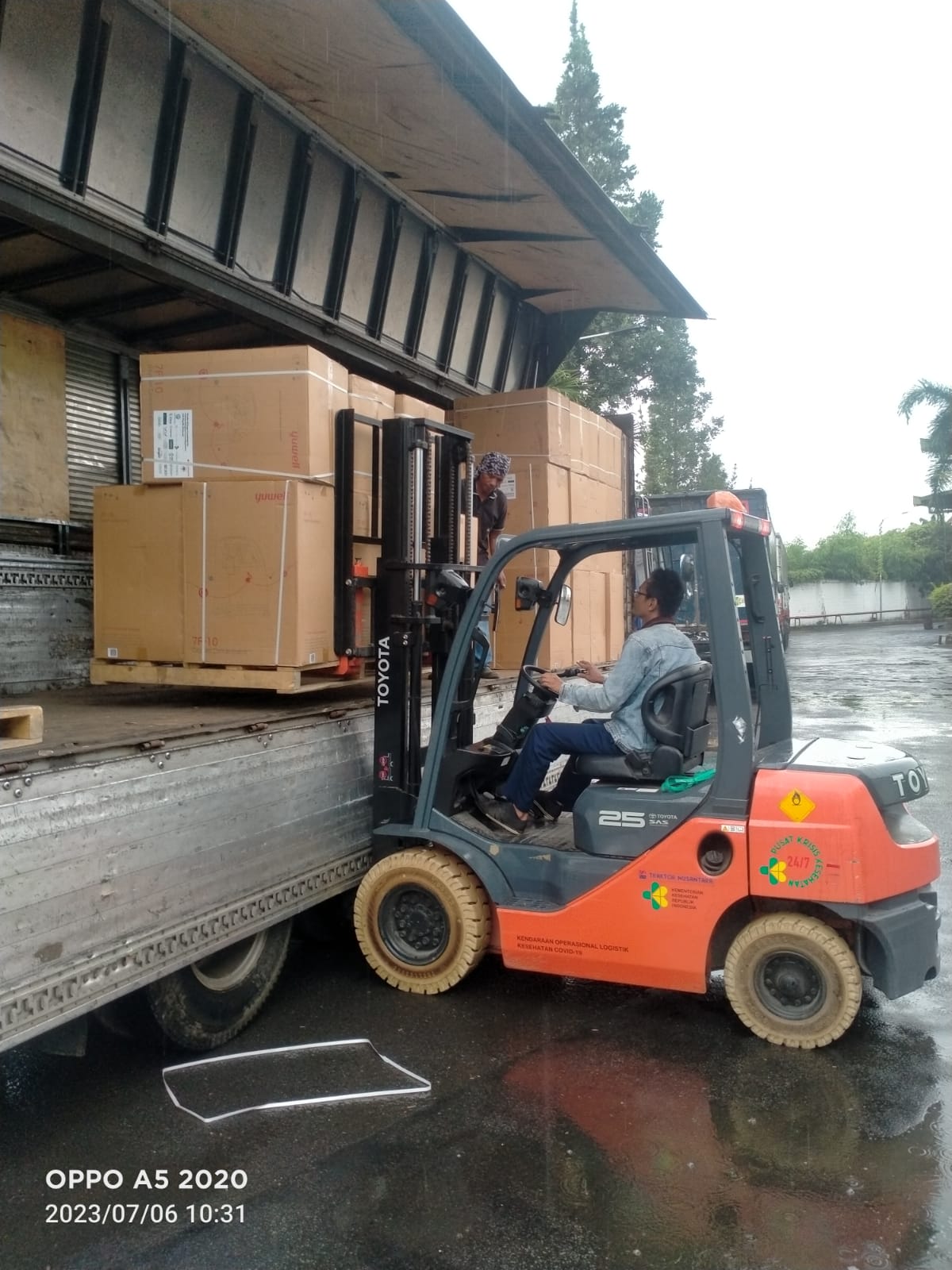 Proses Loading In Pemindahan Logistik Kesehatan Berupa 3.310 Unit OC